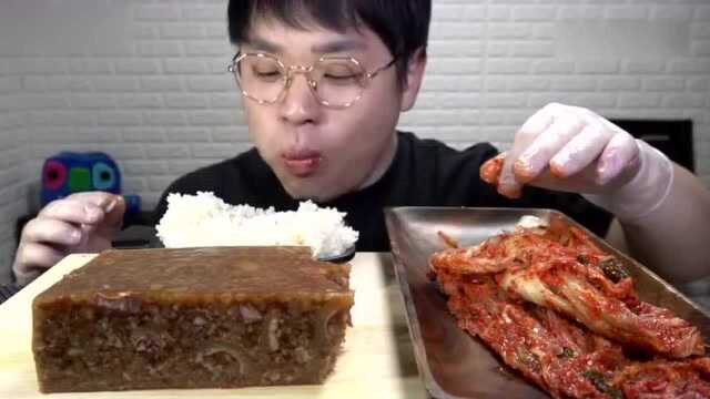 Korean little brother, eating chunks of aspic and kimchi, so big, looks ...