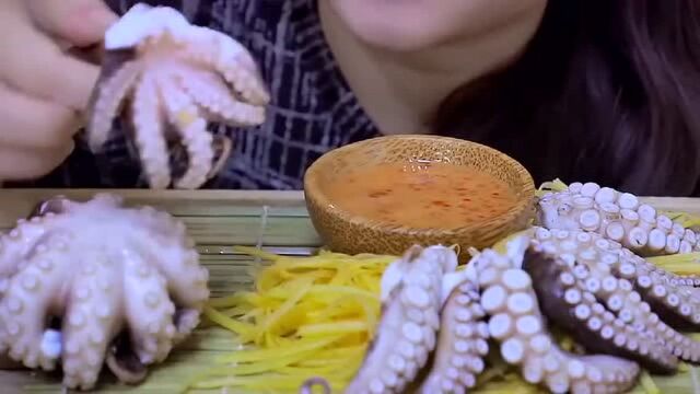 Foreign women eat delicious octopus, crispy, chewing sound, too cure ...