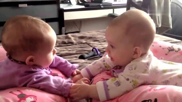 Twins chat face to face, you talk a word, I am so happy, holding a ...