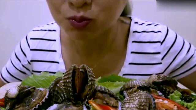 Eat the big stomach king: the beautiful woman eats the delicious and ...