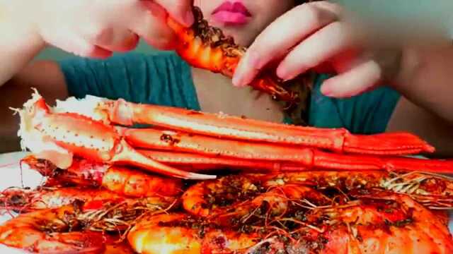 Eat the big stomach outside the beauty of the country to eat crab feet ...