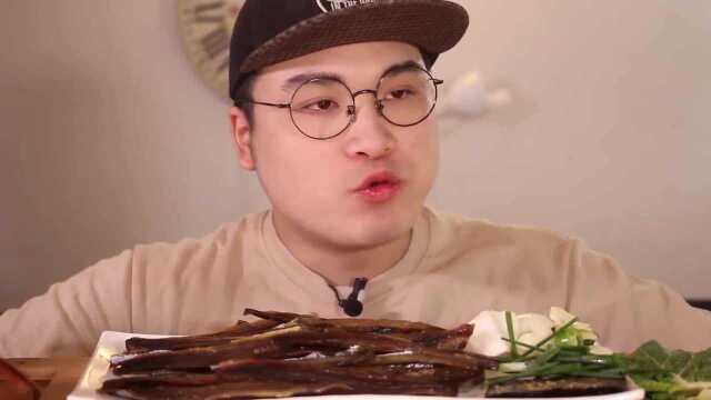 Korean fat man unlocks the new method of eating dried fish, seaweed and ...