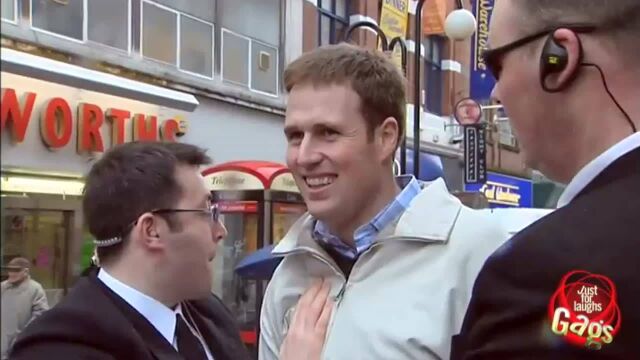 Foreign pranks: passers-by seconds change "rock star" by bodyguards to ...