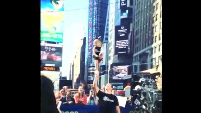 พ่อของฉันคือการกลับชาติมาเกิดของ Tota Li Tianwang และฉันยกฉันขึ้นไปใน ...