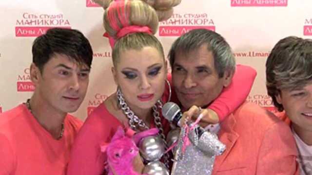 The cat is dyed in pink by the owner and continues to suffer from ...