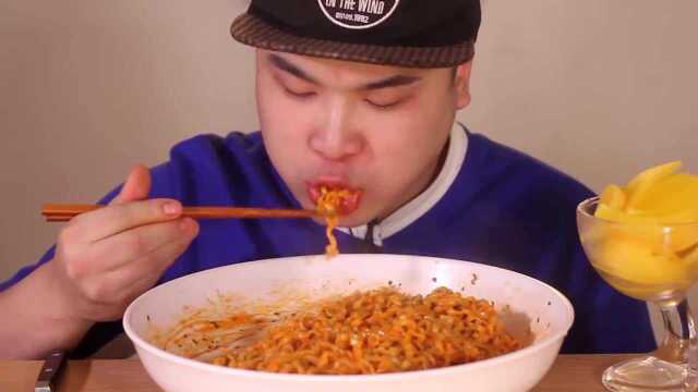 Korean fat brother homemade cheese ramen, selling the difference is ...