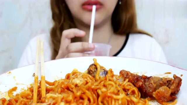 Eat abroad: cheese with ramen, eat all over the mouth, sucking too much ...