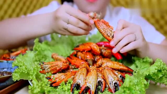 The most delicious place to eat crab feet is the process of biting the ...