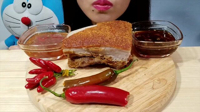 Stella eats charcoal grilled suckling pigs! So envious of the mouth is so good! - Watch HD Video ...