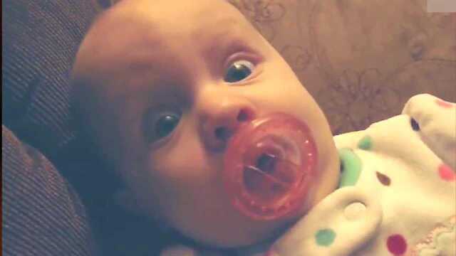 quite funny! Trying two pacifiers for your baby, the reaction is really ...