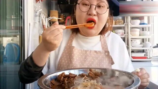 Eat the big stomach king meat sister to eat barbecue, the mouth is full ...