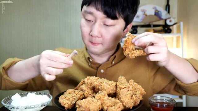 Korean little brother, crispy fried chicken, this expression is too ...
