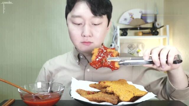 Korean food, the little brother, looks like an emperor, eats a few ...