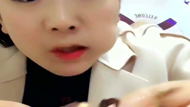 Beautiful women eat spicy octopus, look at the super appetite, eat the ...