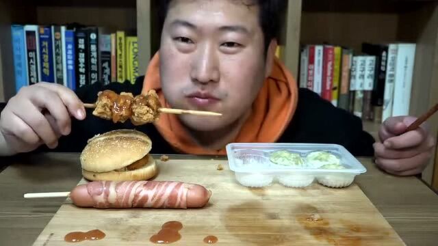 Uncle Red Uncle eats instant noodle roast chicken and burger, only eats ...