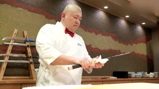 Japanese sushi, the chef made a delicious hand-held sushi, and it ...