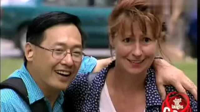 Foreign funny pranks: taking photos with the passers-by on the street ...