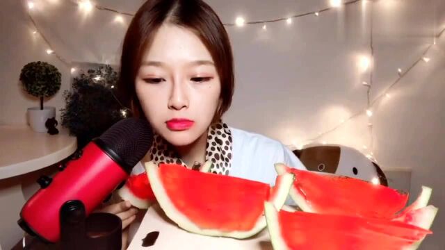 Late night cafeteria: cute little loli live to eat watermelon, listen ...