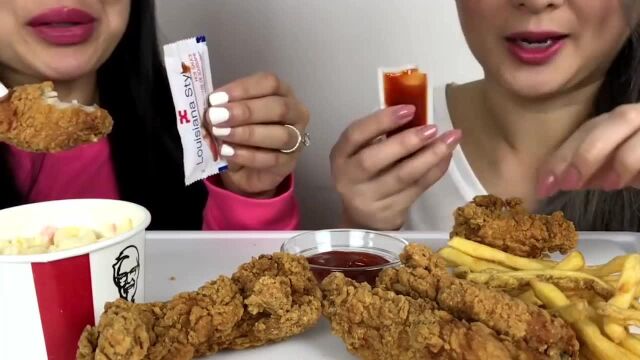 Two beautiful women eat KFC fried chicken, good appetite, really eat 啥 ...