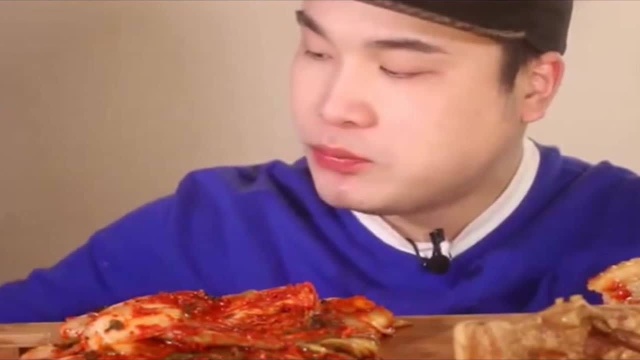 Life: The fat brother eats a large chunk of smoked pork belly, and the ...