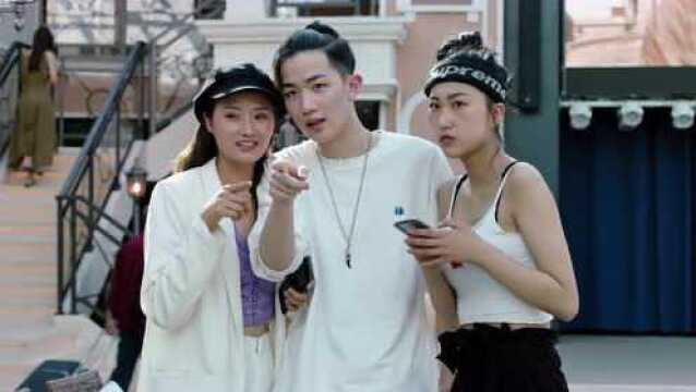 Wang Xiyi's ring accidentally dropped. Chan Jiaxin helped him get the ...