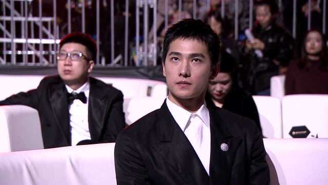 Yang Yang smiles at the staff | Tencent Video All Star Awards 2019 ...