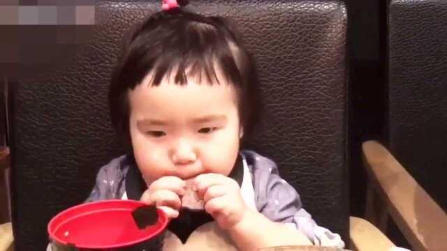 Meng Bao Xiao Man squinted his eyebrows and eats a beef tongue, an ...