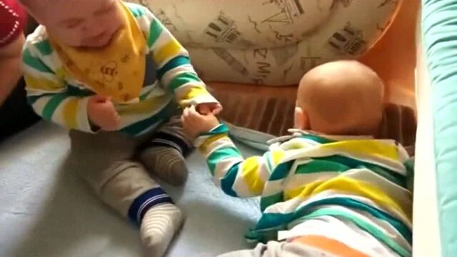 Twins fight, one is too fierce, one is too weak, and the mother can’t ...