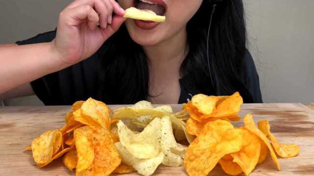 Miss sister eats potato chips, it sounds crunchy, super delicious ...