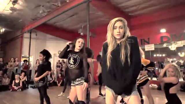 Foreign women and many people cooperate to perform dances, each with ...