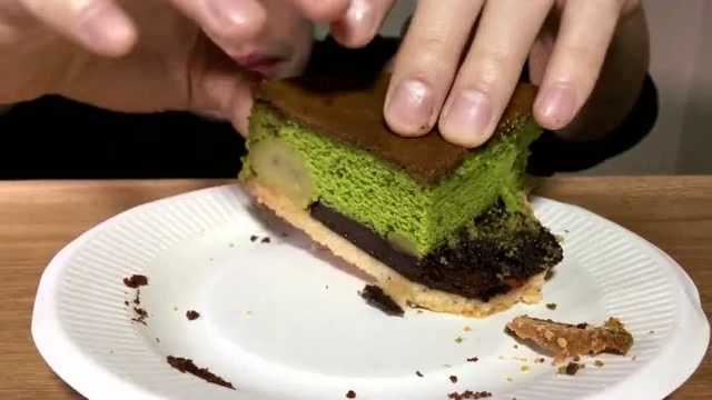 Yuma eats the crown bear snack shop matcha double cake! This matcha is ...