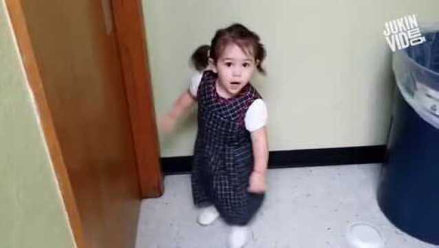 Cute baby expression is too funny, what is this? Be so cautious ...