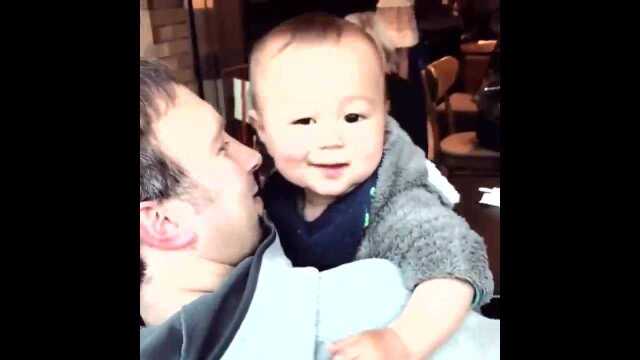 The baby hasn't seen Dad for a few months. After seeing it, he is happy ...