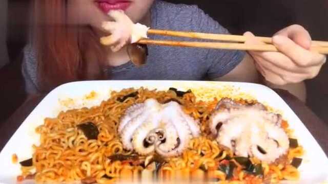 Foreign beauty to eat, seafood fried noodles with octopus, eat enough ...