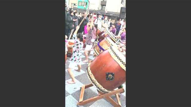 Winter Japanese baby barefoot playing drums for everyone to play ...
