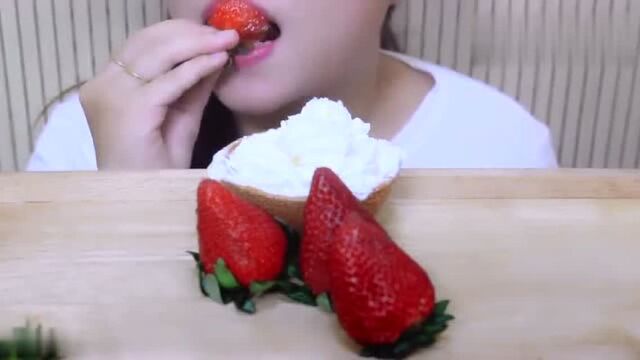 Beauty will really eat, strawberry whipped cream, eat the beauty ...
