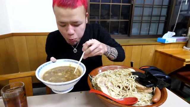 Japanese big stomach king eats ramen, holding a bowl of dipping sauce ...