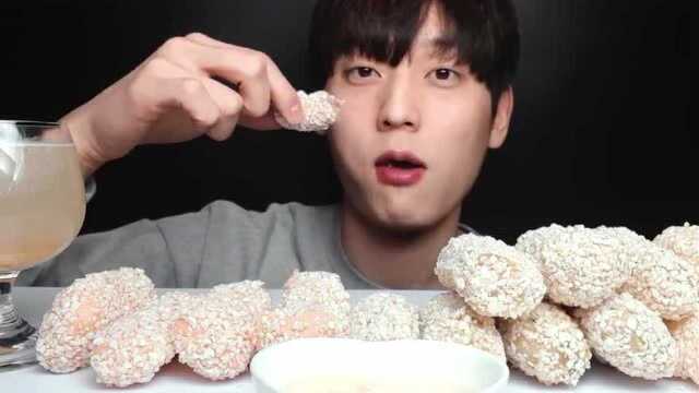 Foreign food brothers eat crispy Korean fruit with honey, chew sound ...