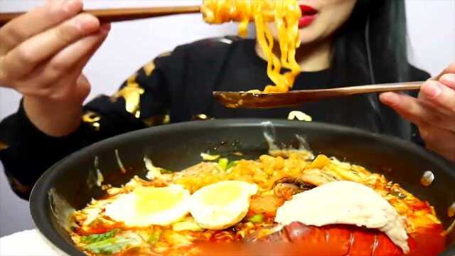 Eating Circle: Smiling sister eats lobster cheese noodles, eats full ...