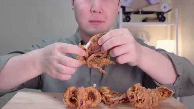 Eating circle: Little brother eats fried squid, puts some salad ...