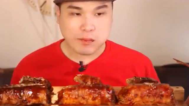 The unrestrained big stomach king eats a large meat roll, can chew more ...