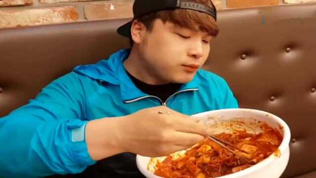 Haofang sent fat brothers and friends to eat spicy rice cakes, two big ...