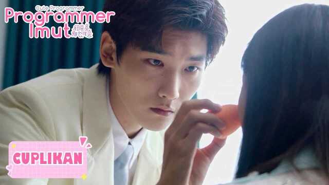 Cute Programmer | Cuplikan EP17 Yicheng Bantu Lu Li Dandan Lebih Cantik | 程序员那么可爱 | WeTV【INDO ...