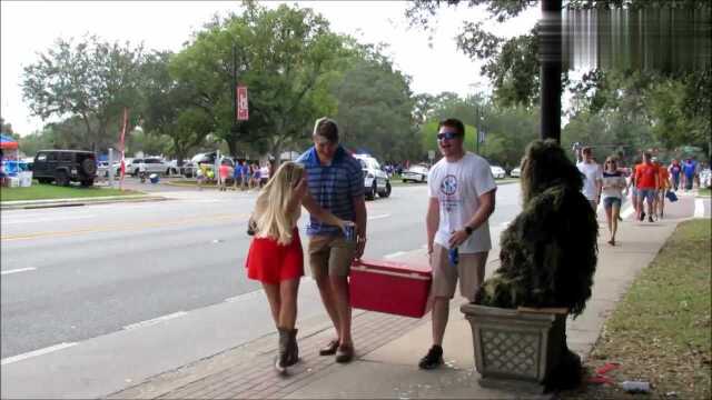 Foreign funny spoofs, men pretending to spoof passers-by on the ...