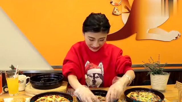 Beauty big stomach Wang Tong Tong: eat 10 duck meat pizza in one breath ...