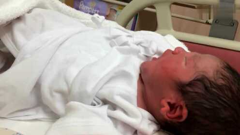 Newborn baby born 2 hours, ruddy complexion, crying, is a healthy baby ...
