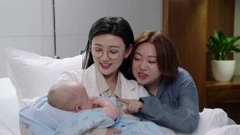 Chen Jiaxin is pregnant, Wang Xiyi holds the child, looks like his own ...