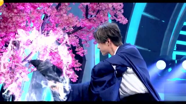 The Mid-Autumn Festival full moon night, Wang Yibo "fan dance" to add ...