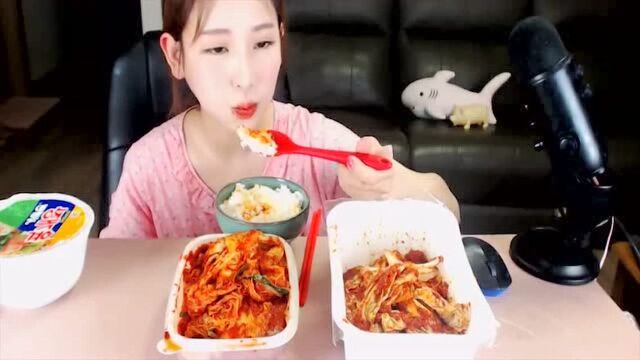 Gourmet Circle: Korean girl eats spicy kimchi with rice, one bite after ...
