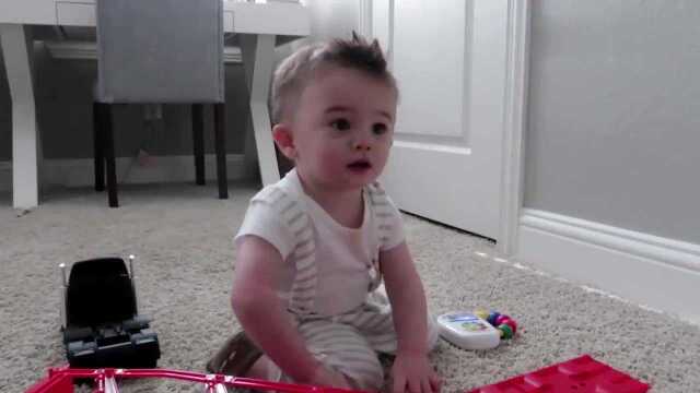 Dad is holding a toy to play with the baby, but Mengbao is completely ...
